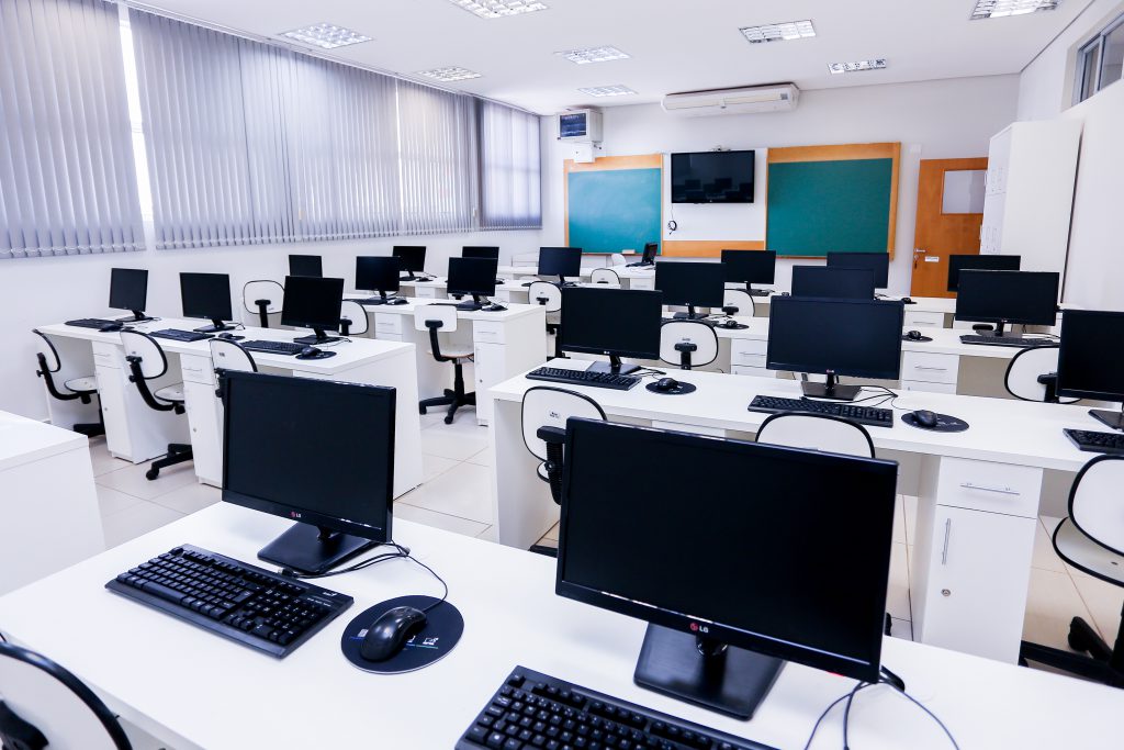 Conheça os Laboratórios do curso de Engenharia da Computação Conheça os Laboratórios do curso de Engenharia da Computação